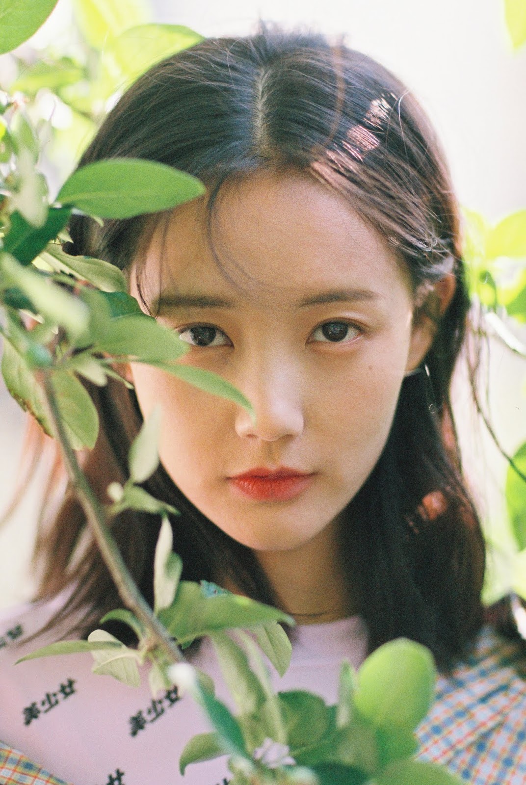 China Entertainment News: Li Yitong poses for photo shoot