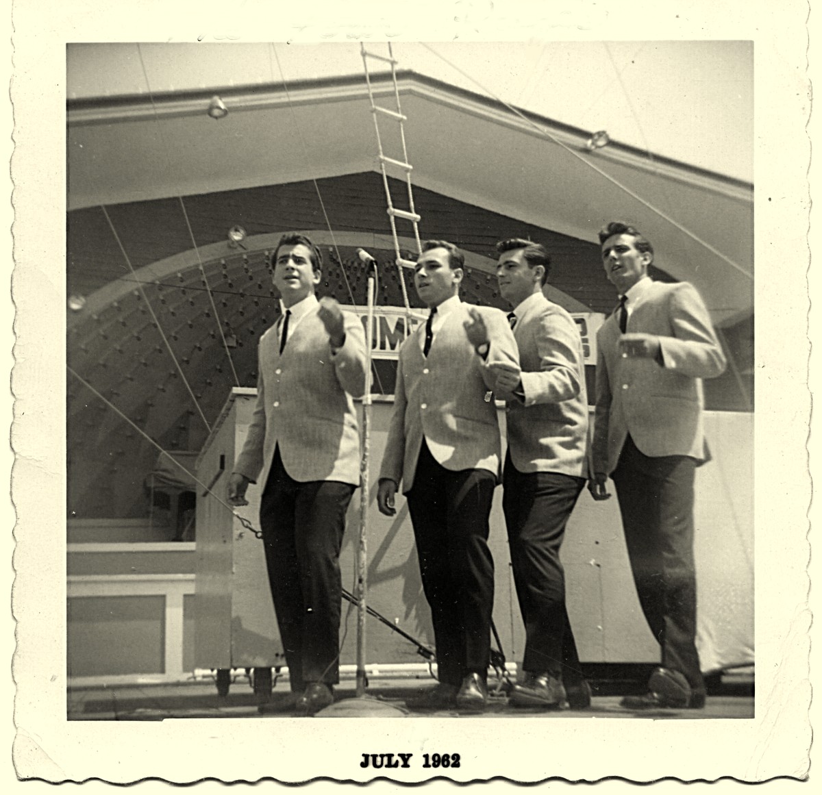 WHITE DOO-WOP COLLECTOR: THE FOUR PAGES_Autograph Book