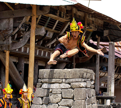 Keunikan Sejarah Adat Istiadat Tradisi Lompat Batu Fahombo Suku Nias ...