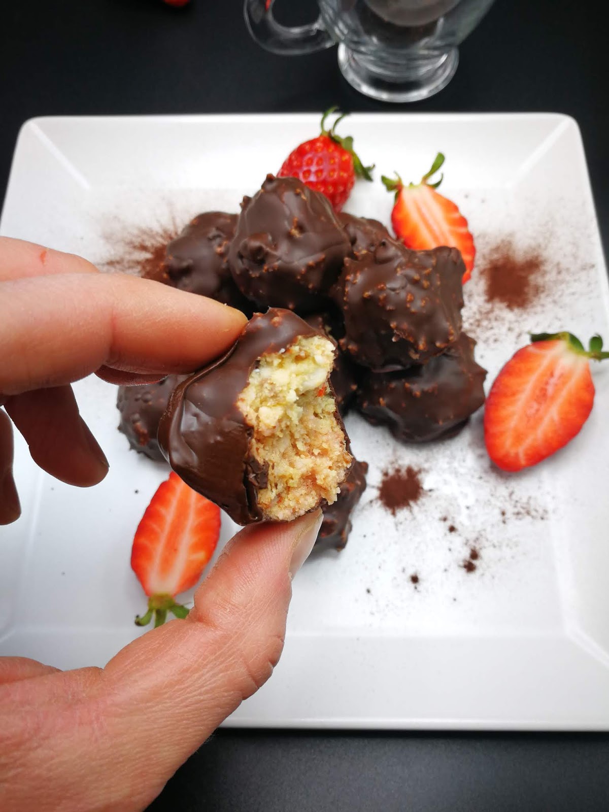 Trufe vegane cu ciocolată și căpșuni