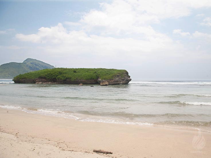 Sensasi Pantai Rantung Sumbawa Barat yang Diapit Dua Pulau Kecil ...
