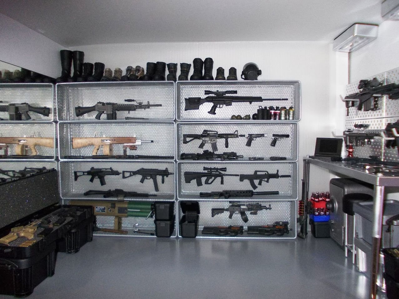 onesixthscalepictures: Original Kitbash 1/6 WEAPONS ROOM : Latest ...
