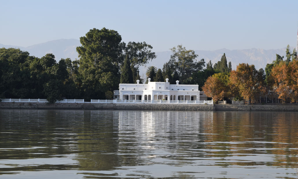 Bohr-Bungalow-on-the-banks-of-Indus in Kala Bagh belong to Nawab of ...