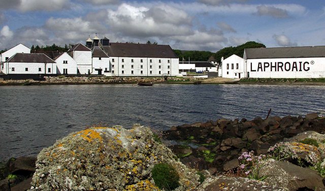 NOEL ON WHISKY: NEIGHBOURS LAPHROAIG AND LAGAVULIN FIGHT IT OUT