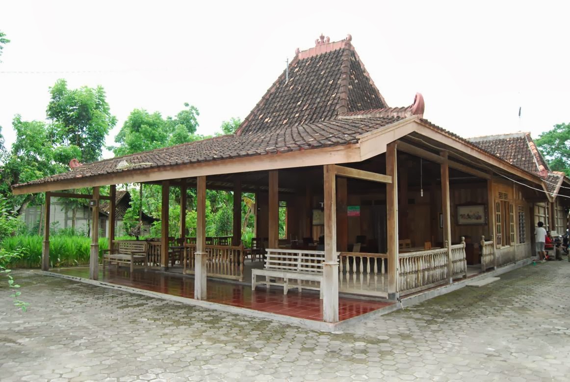 indonesian ethnic house: Javanese Joglo Traditional House