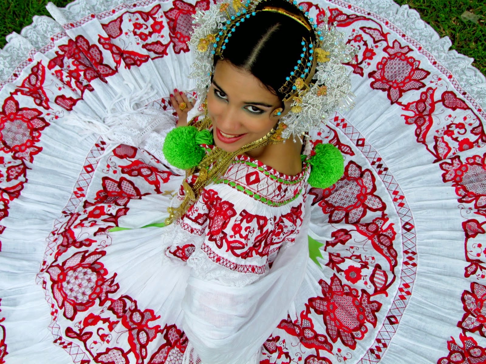 ELEMENTOS REPRESENTATIVOS DE PANAMA: LA POLLERA