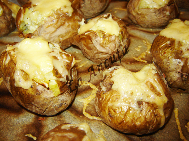 Cartofi copti umpluti cu branza – La Ancuta