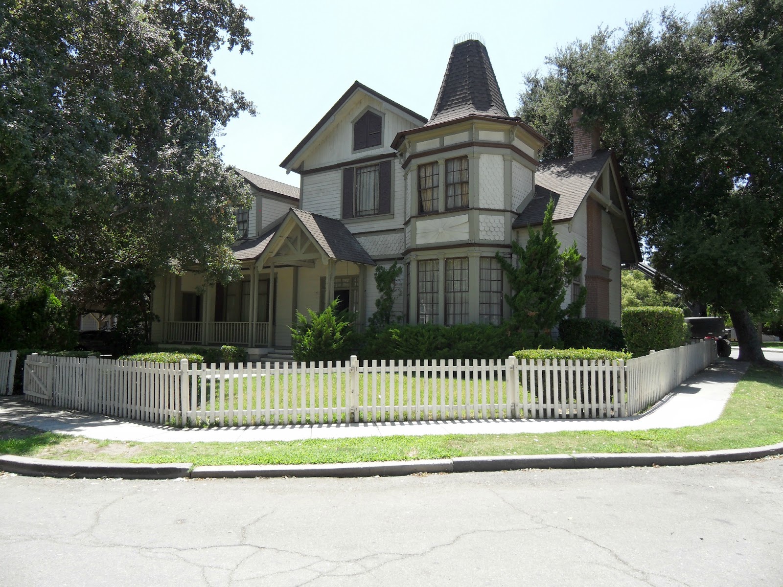 Dukes of Hazzard Collector: Tour of Hazzard County at Warner Bros. Studios