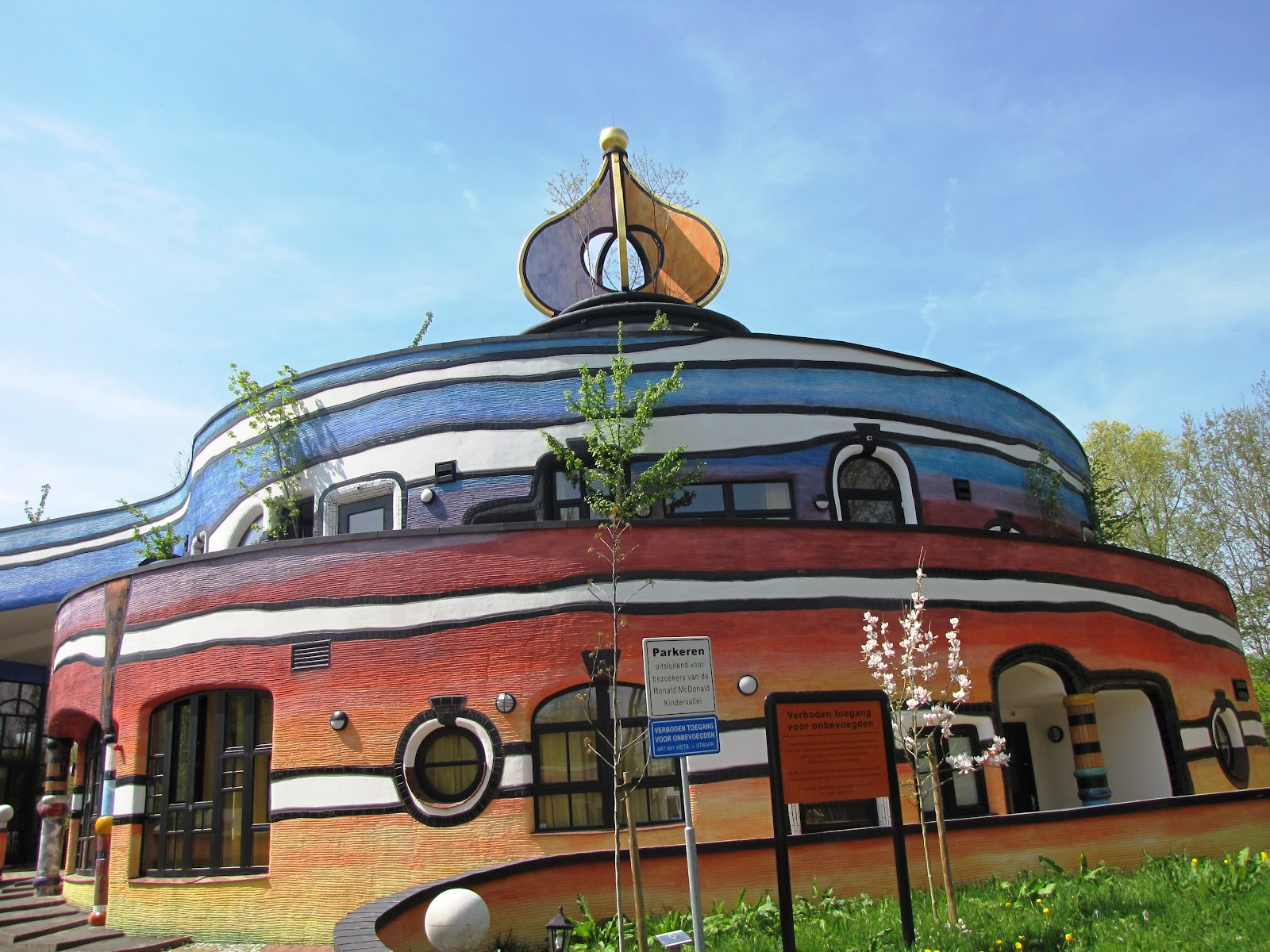 About something: Friedensreich Regentag Dunkelbunt Hundertwasser