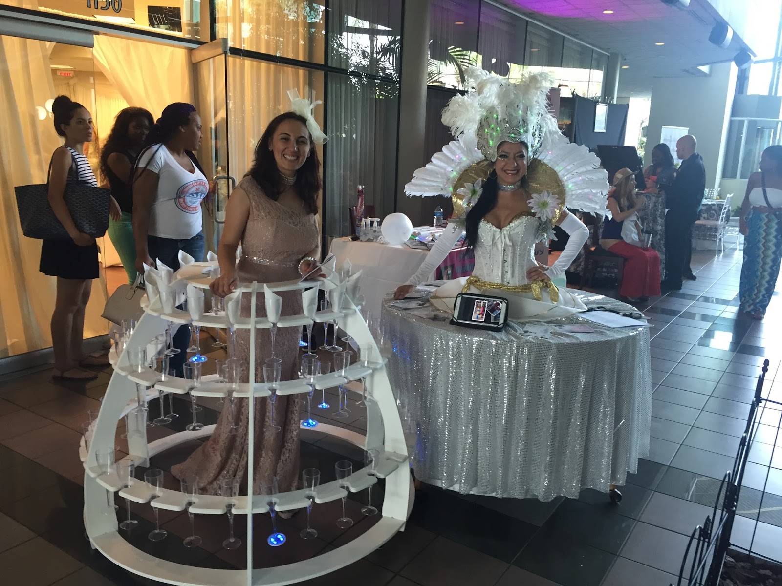 STROLLING TABLES IN MIAMI: Strolling Tables Human Living Table In South ...