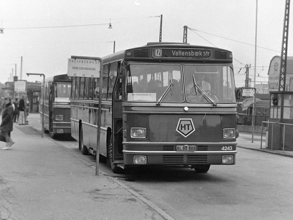 Valby og København, før og nu: De røde DSB busser ved Valby Station ...
