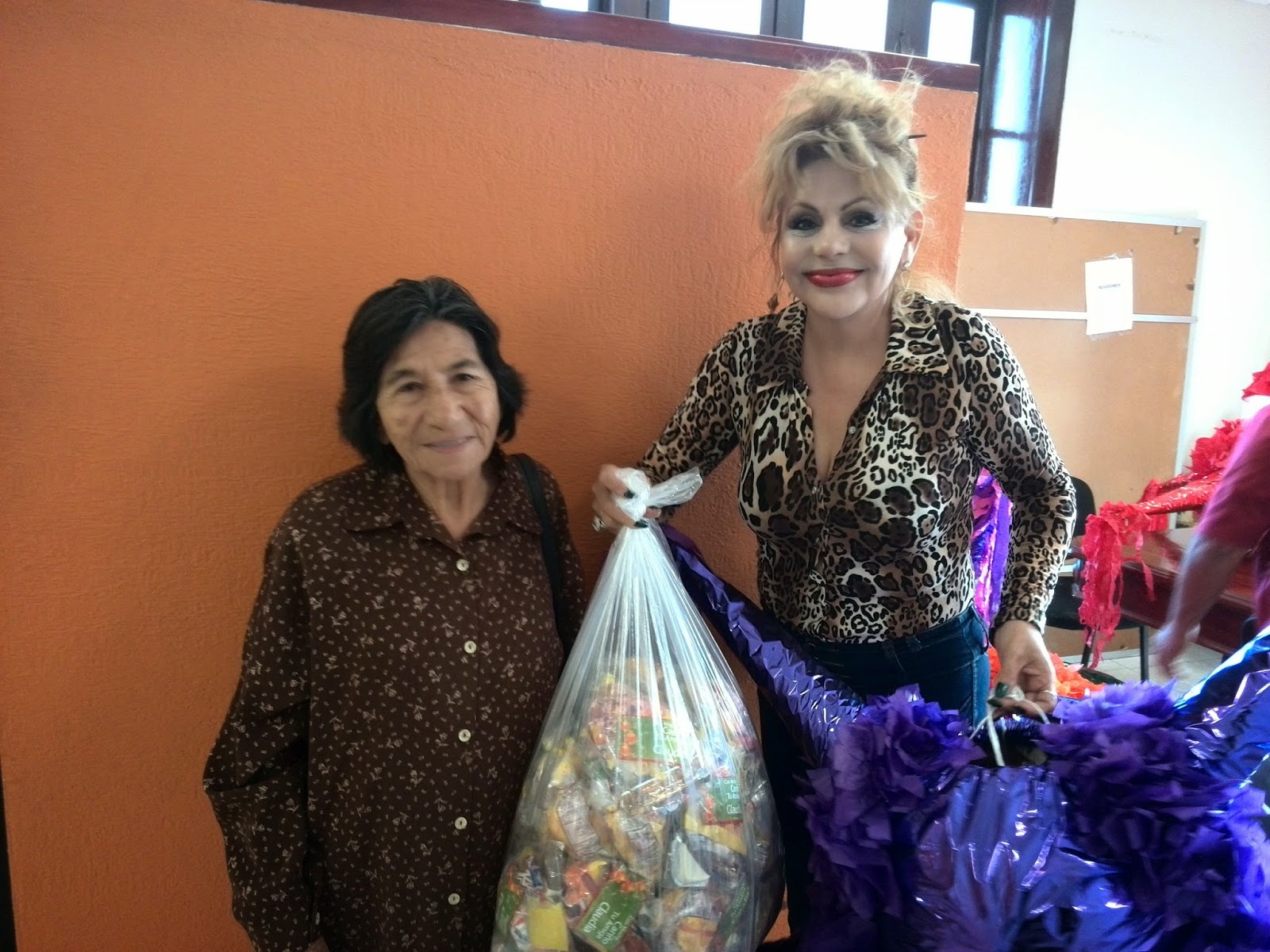 Kaleidoscopio: Mireya Acuña entrega apoyos al sector vulnerable