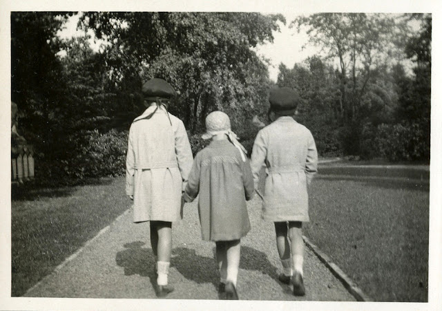 47 Interesting Found Snapshots of People Seen From Behind ~ Vintage ...