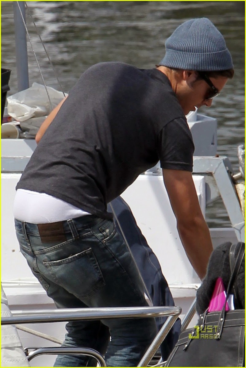 Celeb Saggers: Zac Efron Sagging White Calvin Kleins