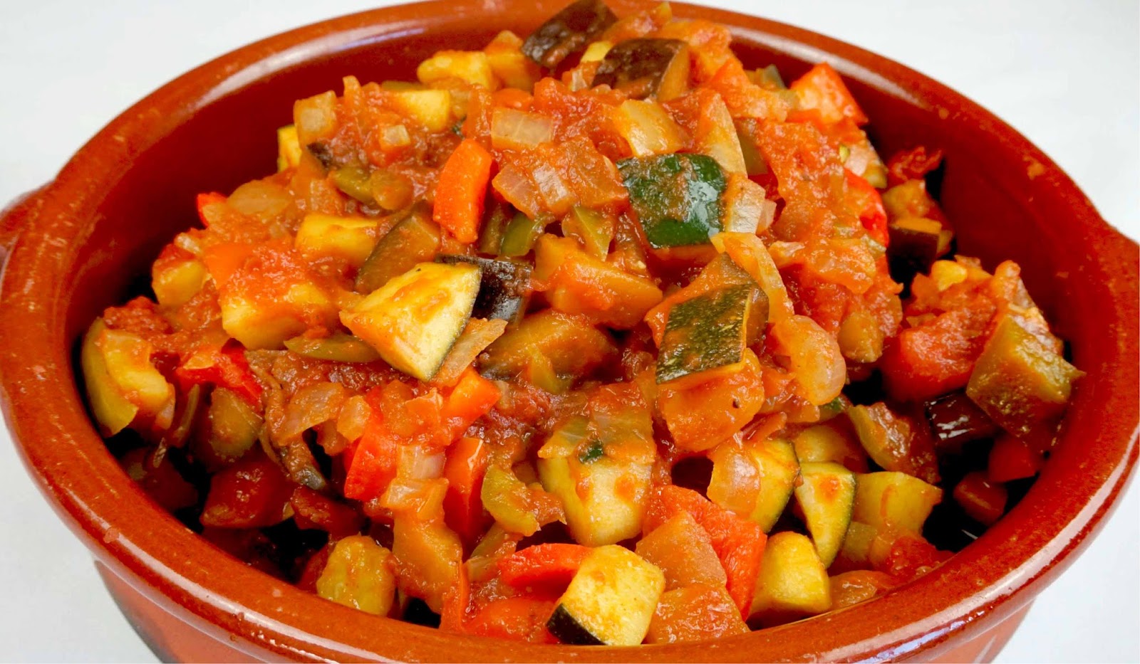 Pisto casero con huevo y torreznos de Soria - la cocina facil de lara ...