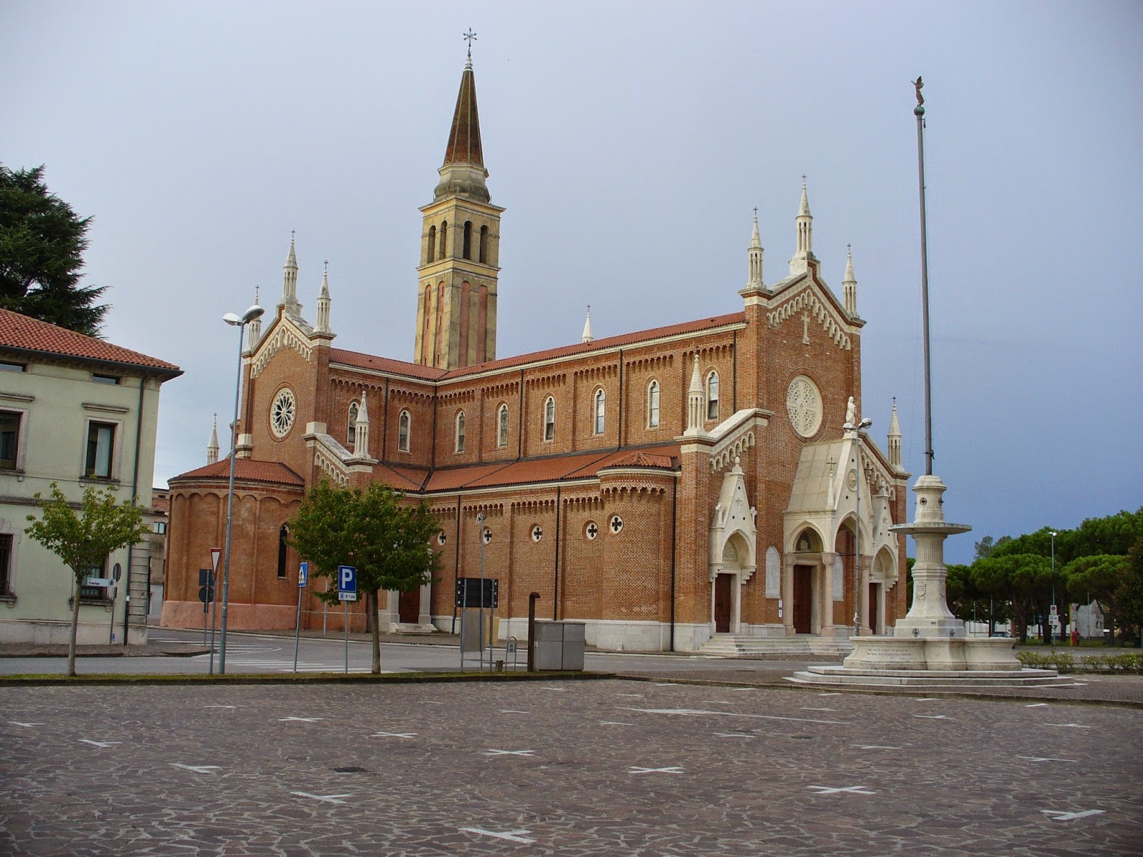 UNIVERSAL MOOD : Le Foto. LA CHIESA MONUMENTALE E IL MONUMENTO AI ...