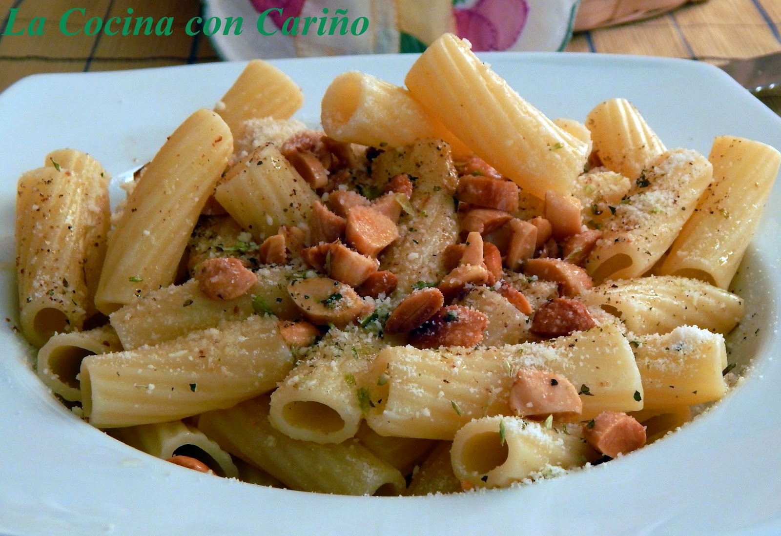 PASTA CON ALMENDRAS TOSTADAS, NUEZ MOSCADA Y ORÉGANO