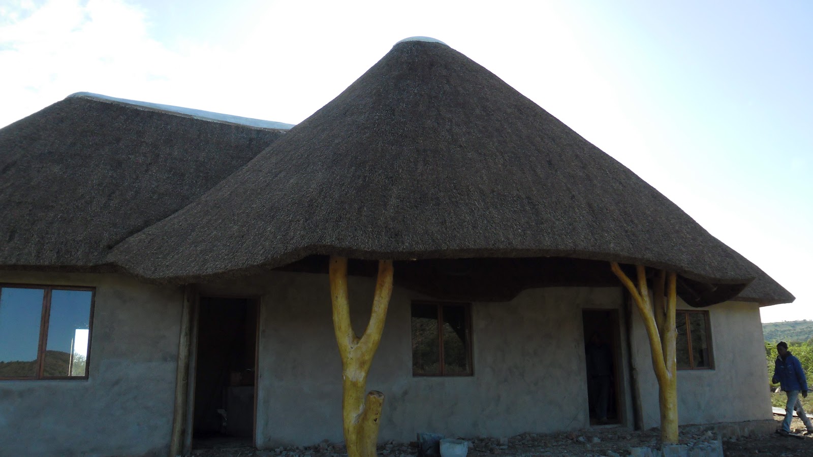 The Natural Look - A Guide to Incorporating Tree Trunks into Thatch ...