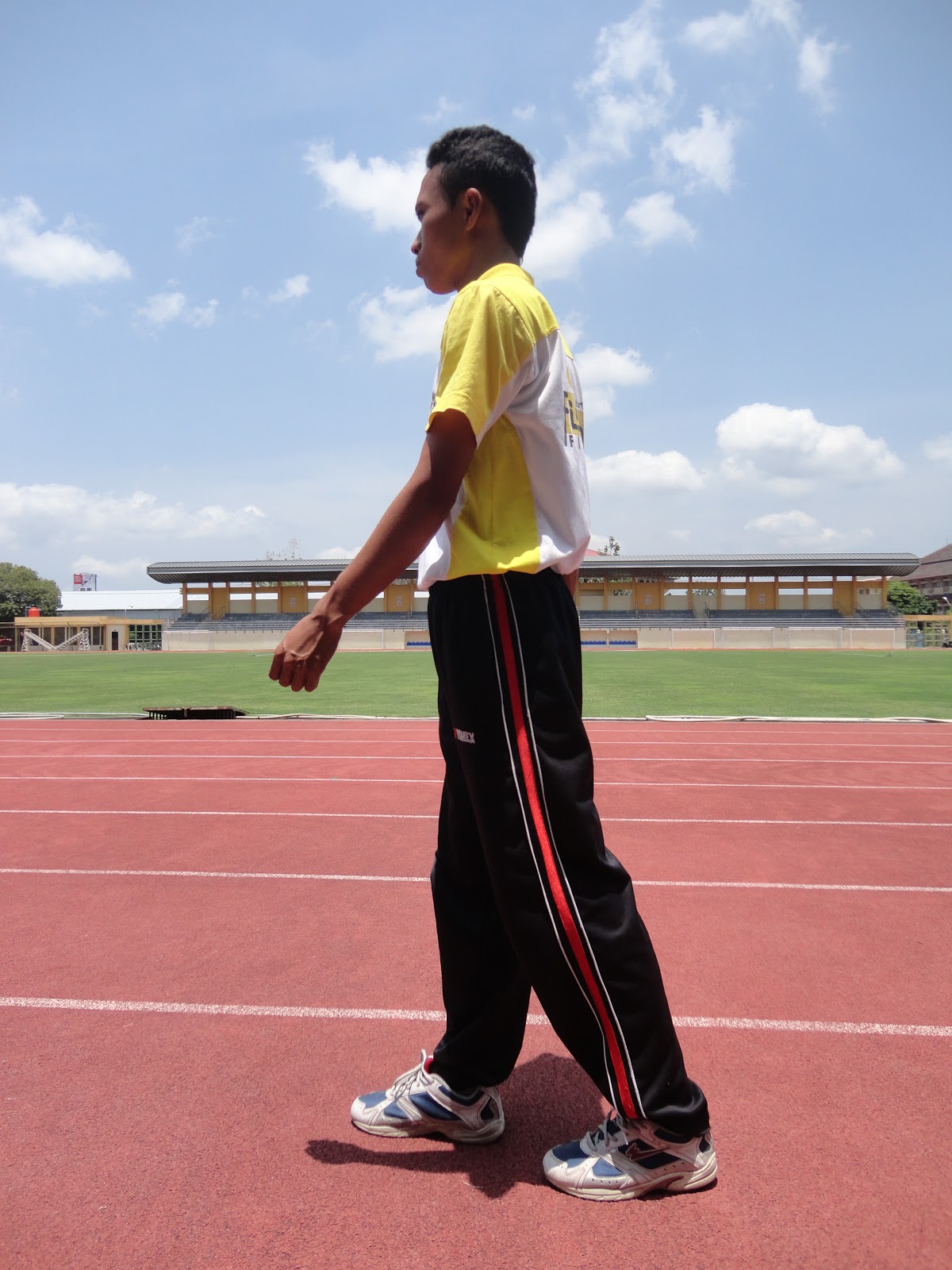 dunia olahraga anak: Foto sikap tubuh posisi berjalan