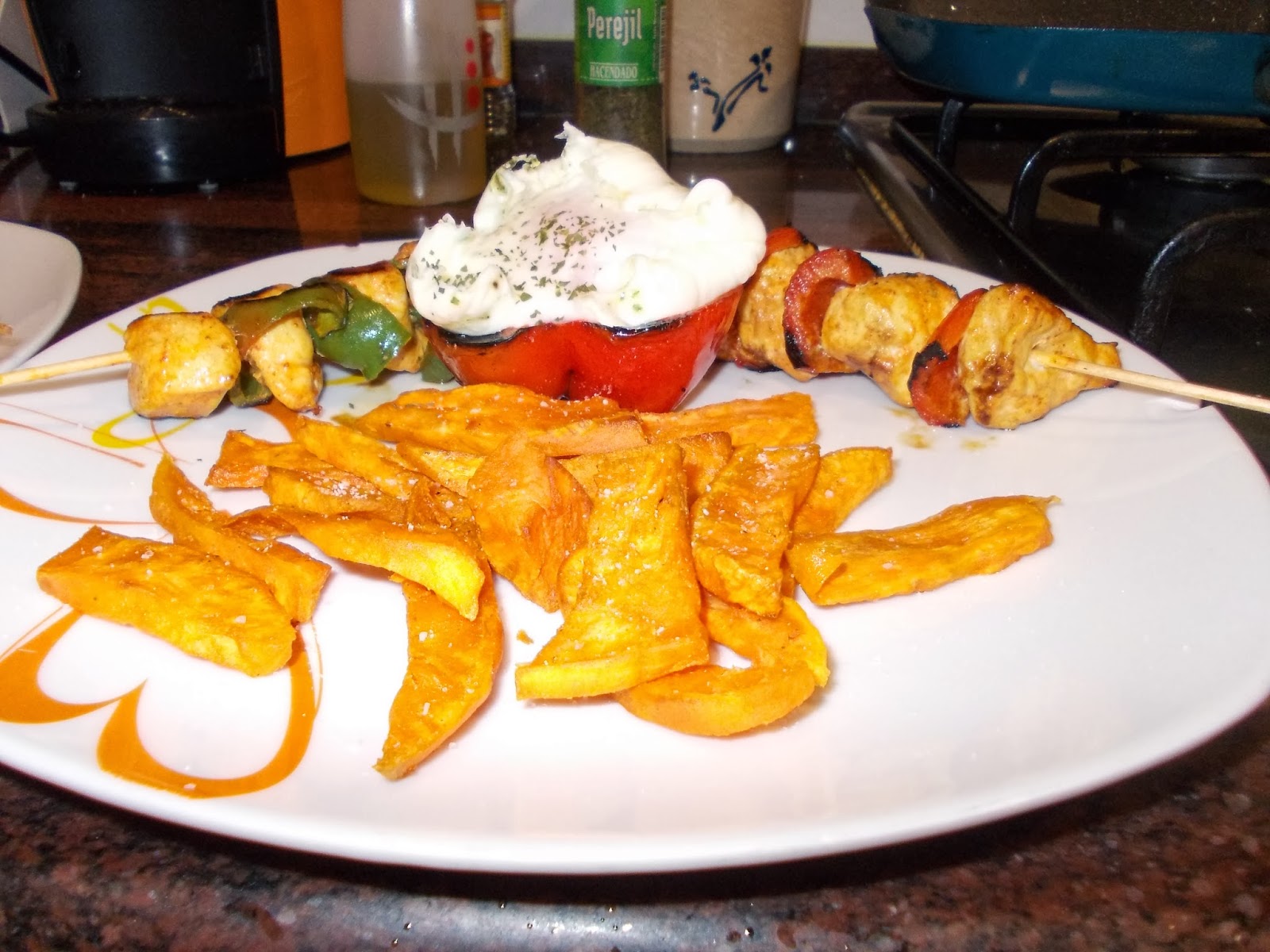 CHUPI !!!: BROCHETAS DE POLLO CON BONIATO Y HUEVO ESCALFADO