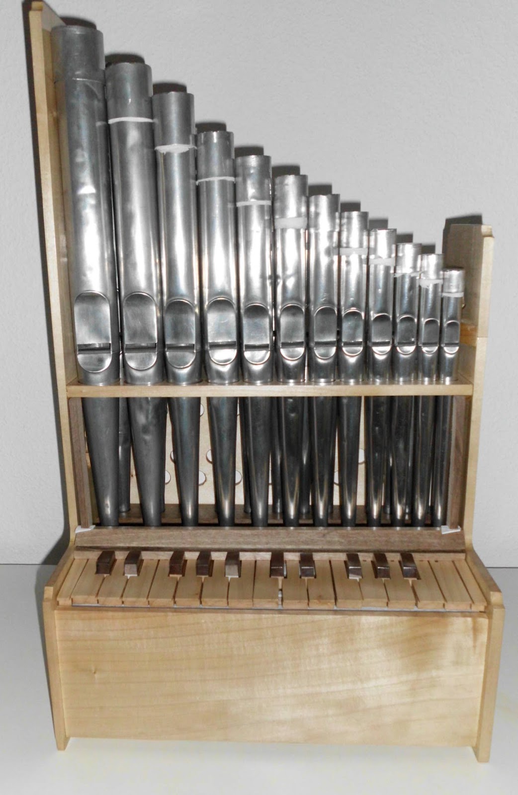 Guitarra renacentista: some pictures of the finished organetto