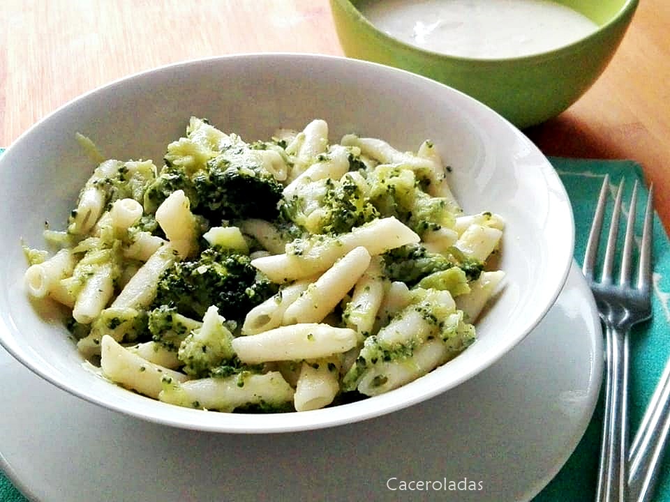 Pasta con brócoli y salsa de queso ligera | Caceroladas
