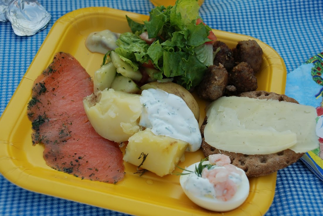 Sweet Dreams of Ribbons and Sprinkles: Midsommar - the table...the food!