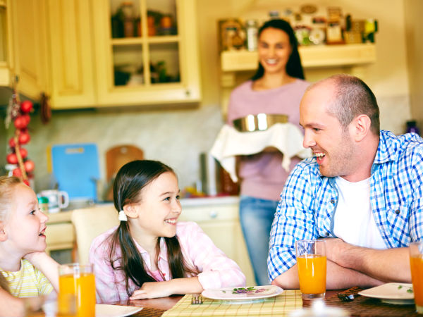 Is Distracted Dining Harmful? | Health Article, Nutrition, Fitness ...