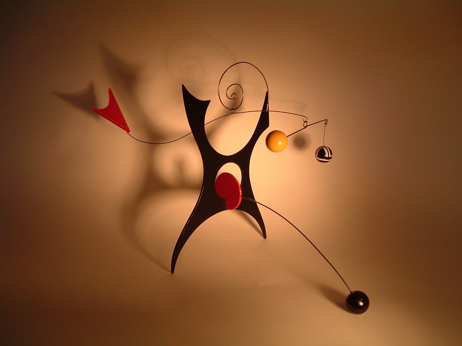 Frithmobiles Modern Art Blog: Stable Stabile Sits On The Table