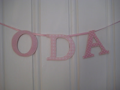 Kort og søm: En bokstav vimpel, og en smekke.