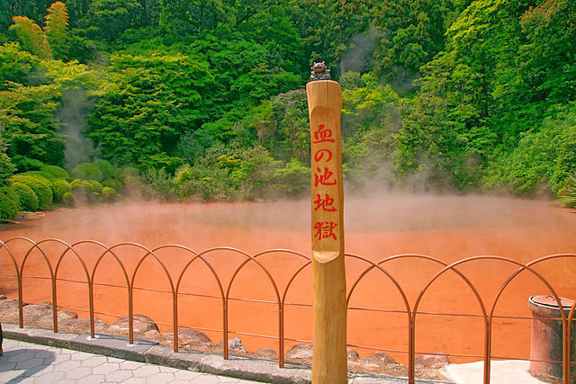 Fountain of Blood Hot Springs, Japan | PlanetFacto