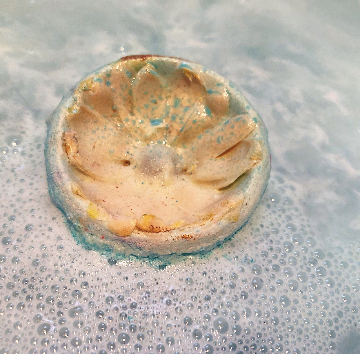 All Things Lush UK: Floating Flower Bath Bomb