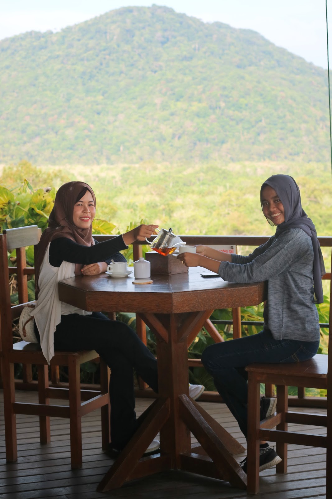 Menikmati Paket Floating Hi Tea di De Cliff Cafe dan Floating Breakfast ...