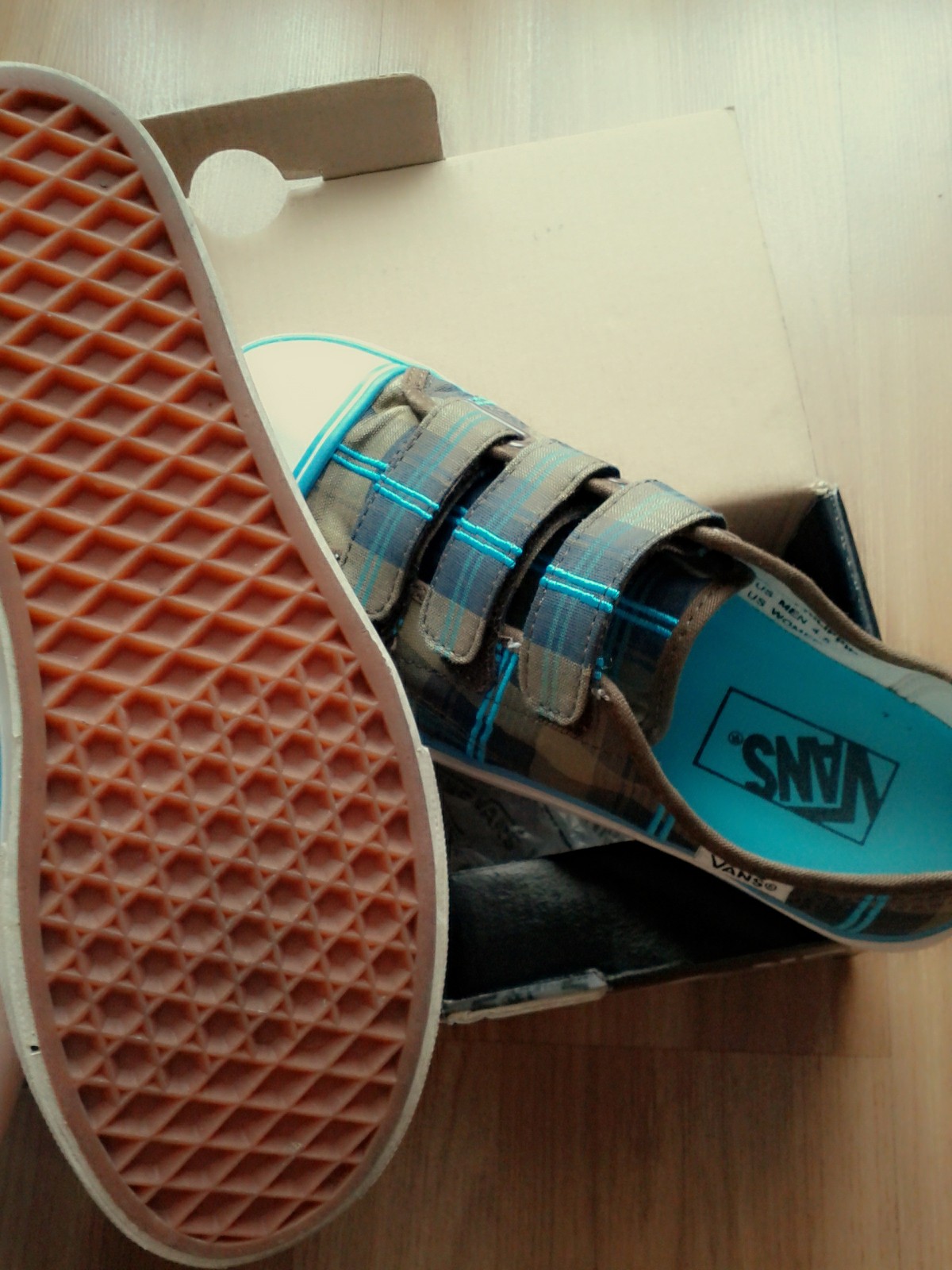 The Good Samaritan Shop.: VANS checked zap-on canvas.