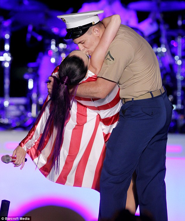 She kissed a marine and liked it! Katy Perry makes a sailor's dream ...