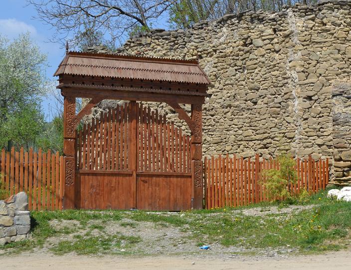 Poarta din lemn cu porumbar - langa Targu Secuiesc, Covasna