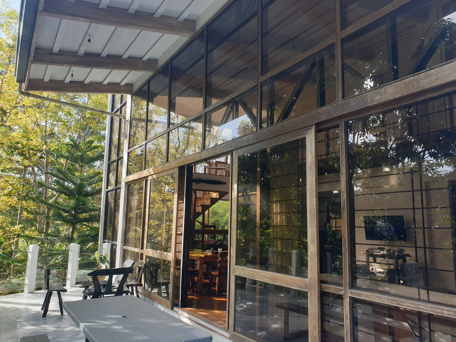 Maya Banana: White Airy Glass House in Tagaytay