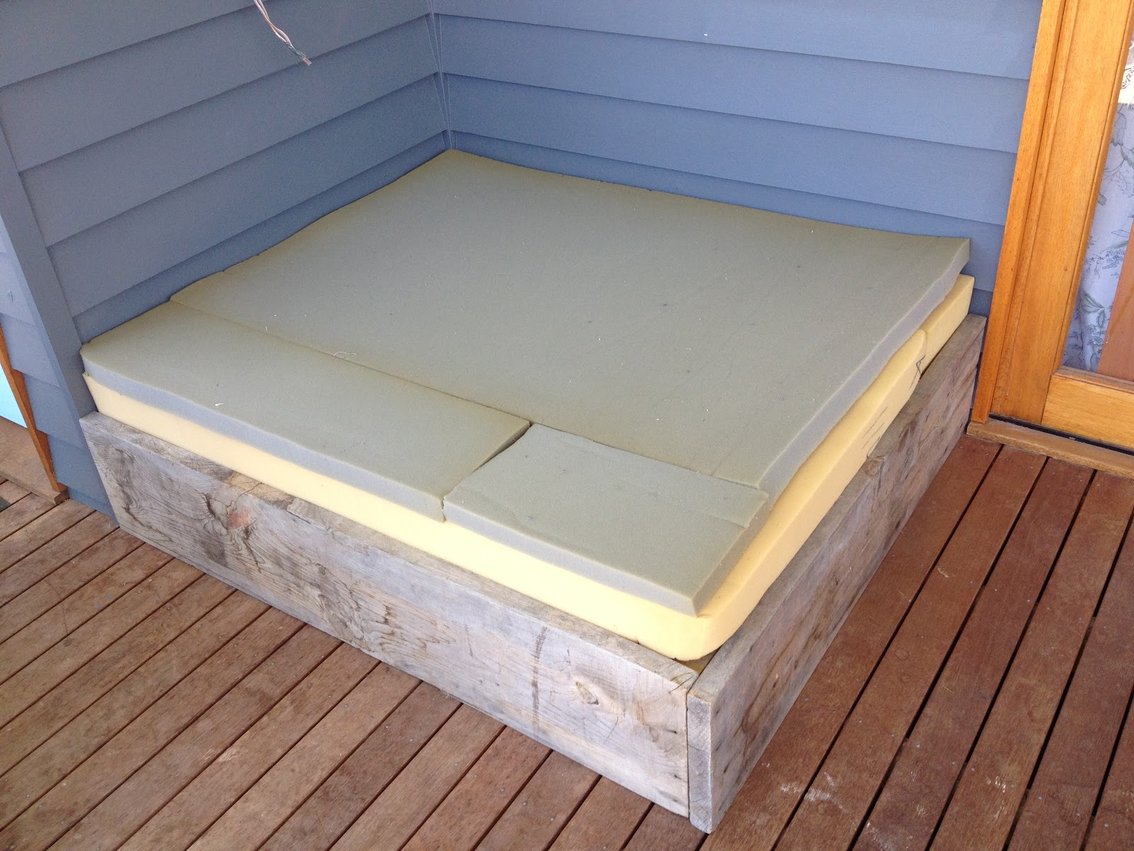 The Modern Homesteader: D.I.Y - Deck Day Bed