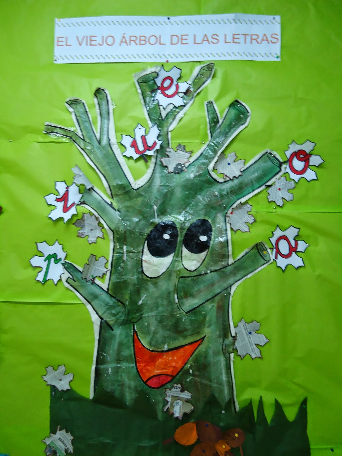 MANOS PEQUEÑAS… SONRISAS GRANDES: EL VIEJO ÁRBOL DE LAS LETRAS