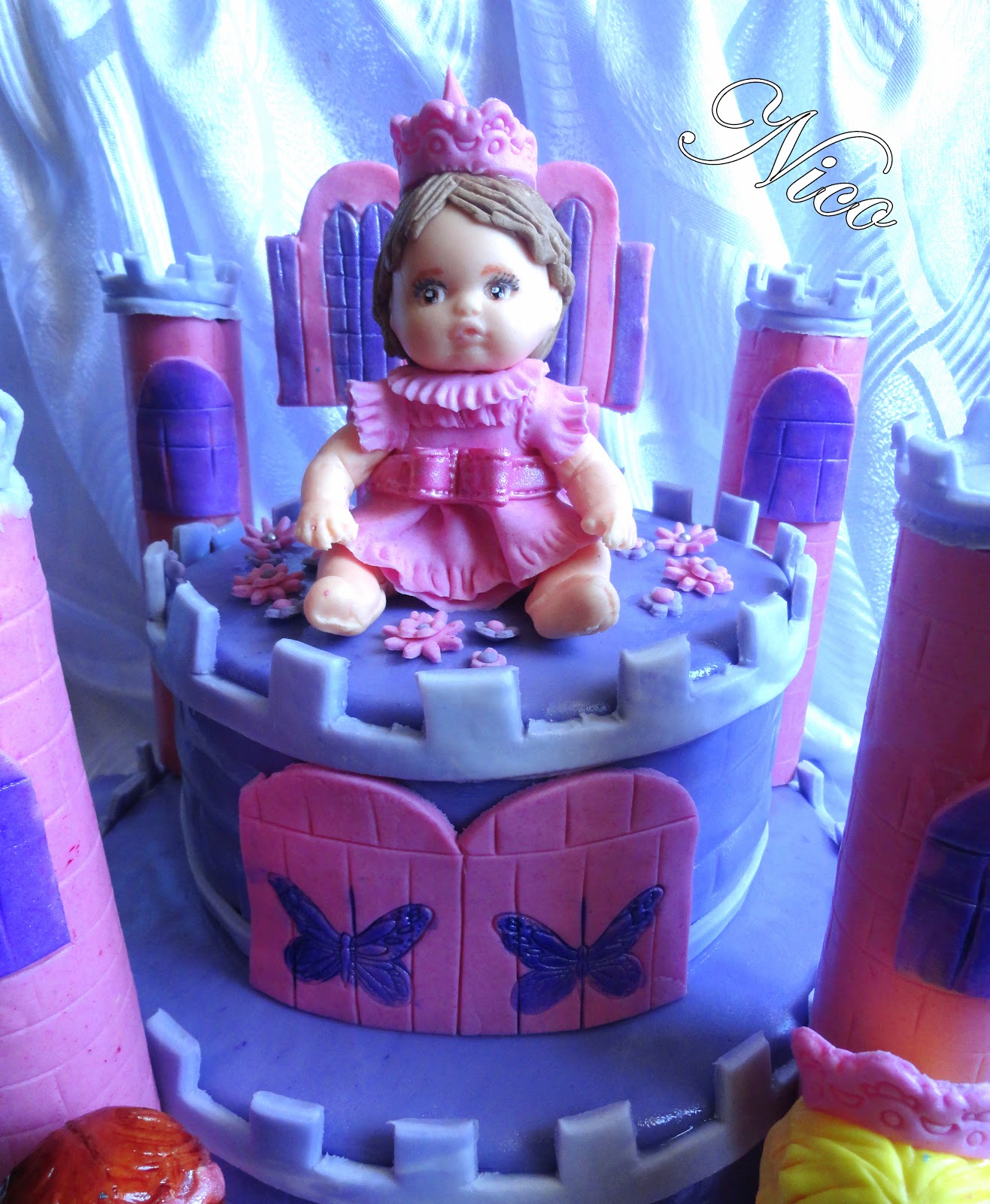 Torturi personalizate si ornamente comestibile in Dej: Tort castel cu ...