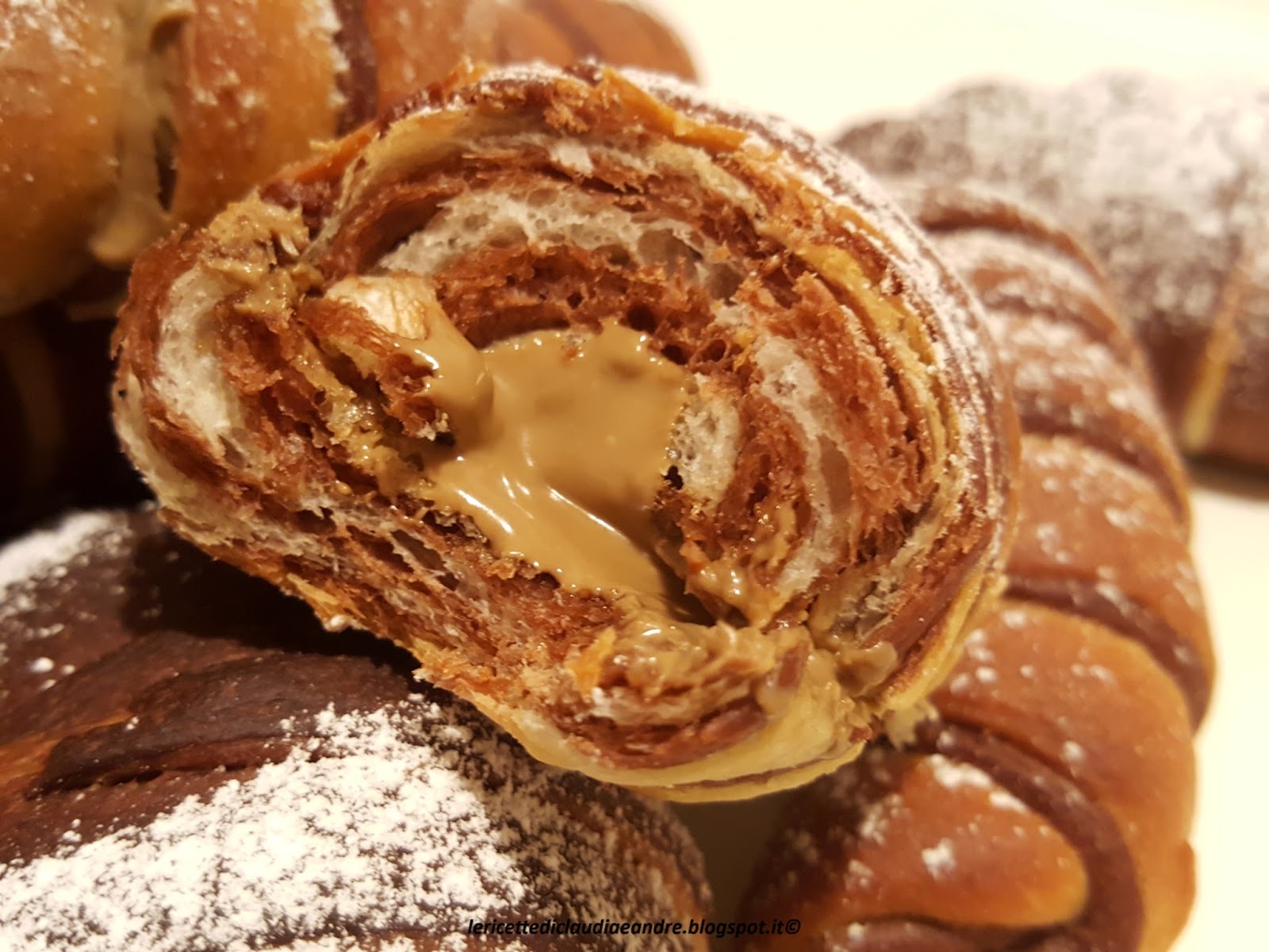 Cornetti bicolori al olio e Crema di Pistacchio Oro | Ricetta ed ...