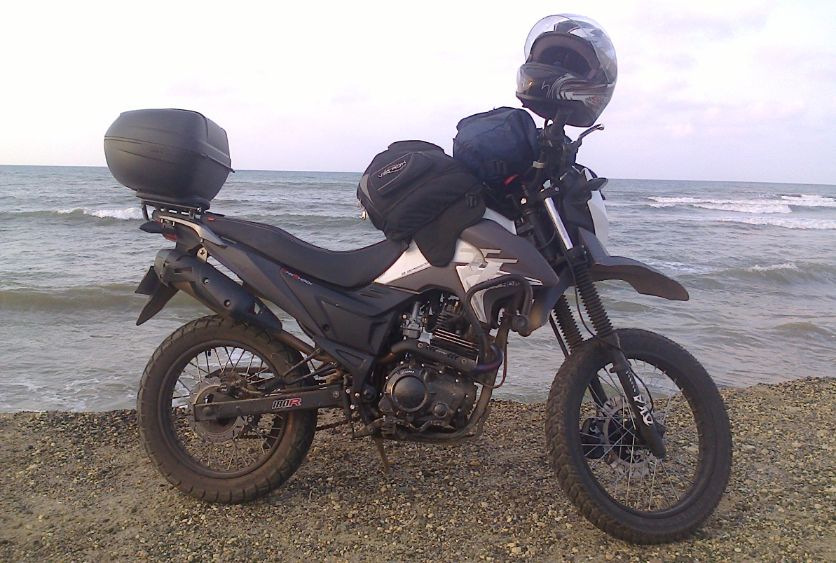 VIAJANDO EN MOTO: TT R 180 AKT