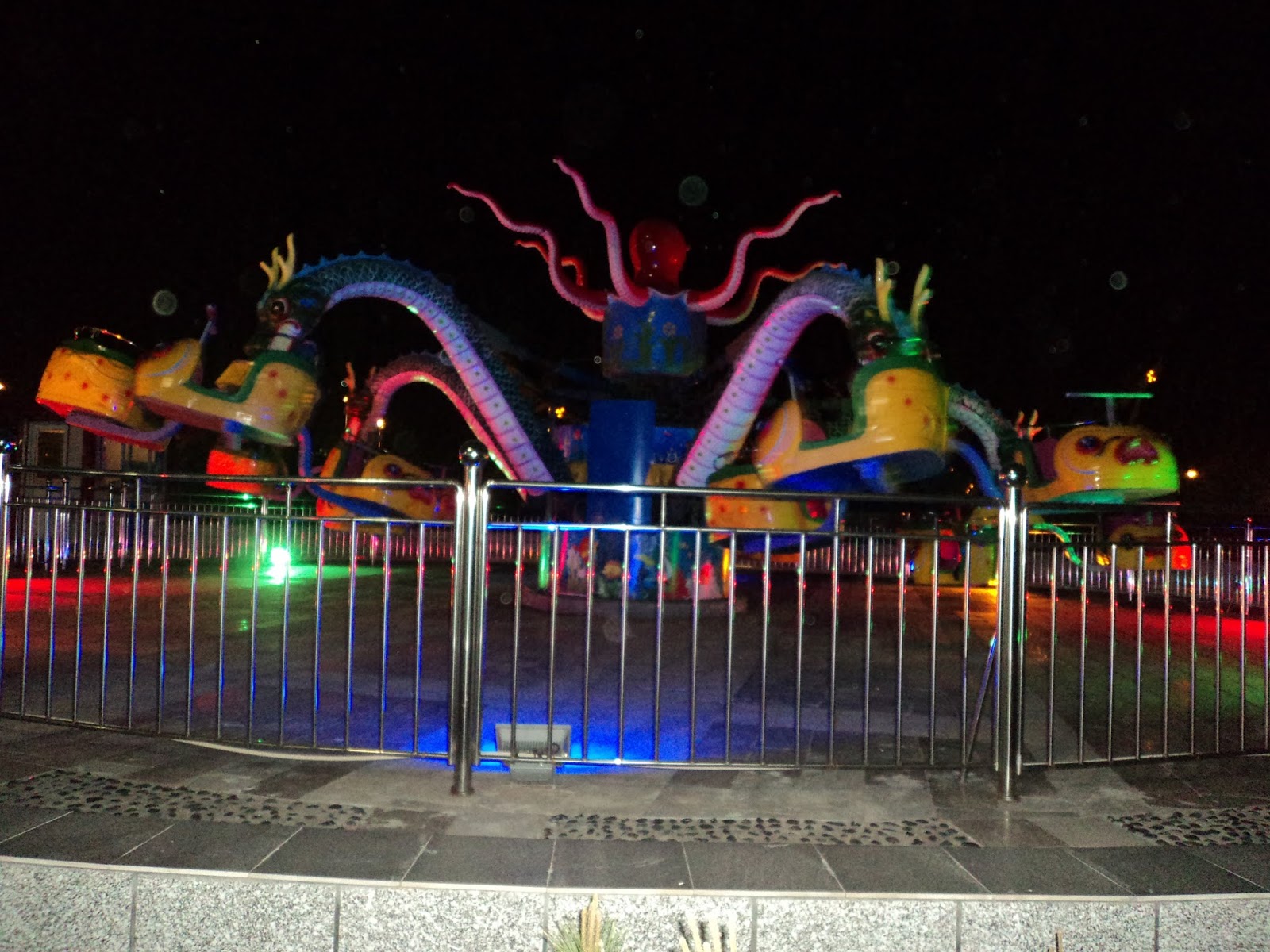 Amusement Park Rides Blog: Spinning Fairground Ride-Giant Octopus Ride