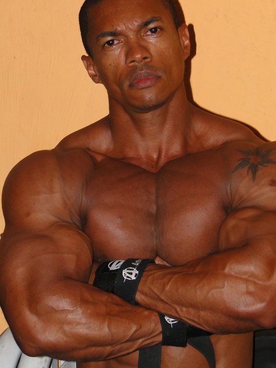 Brazilian macho man Isaac Alves