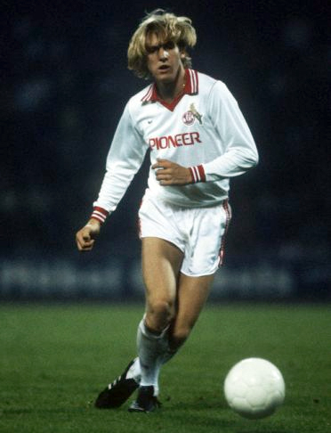 elFutbloglin: DORSALES MÍTICOS: 8 Schuster