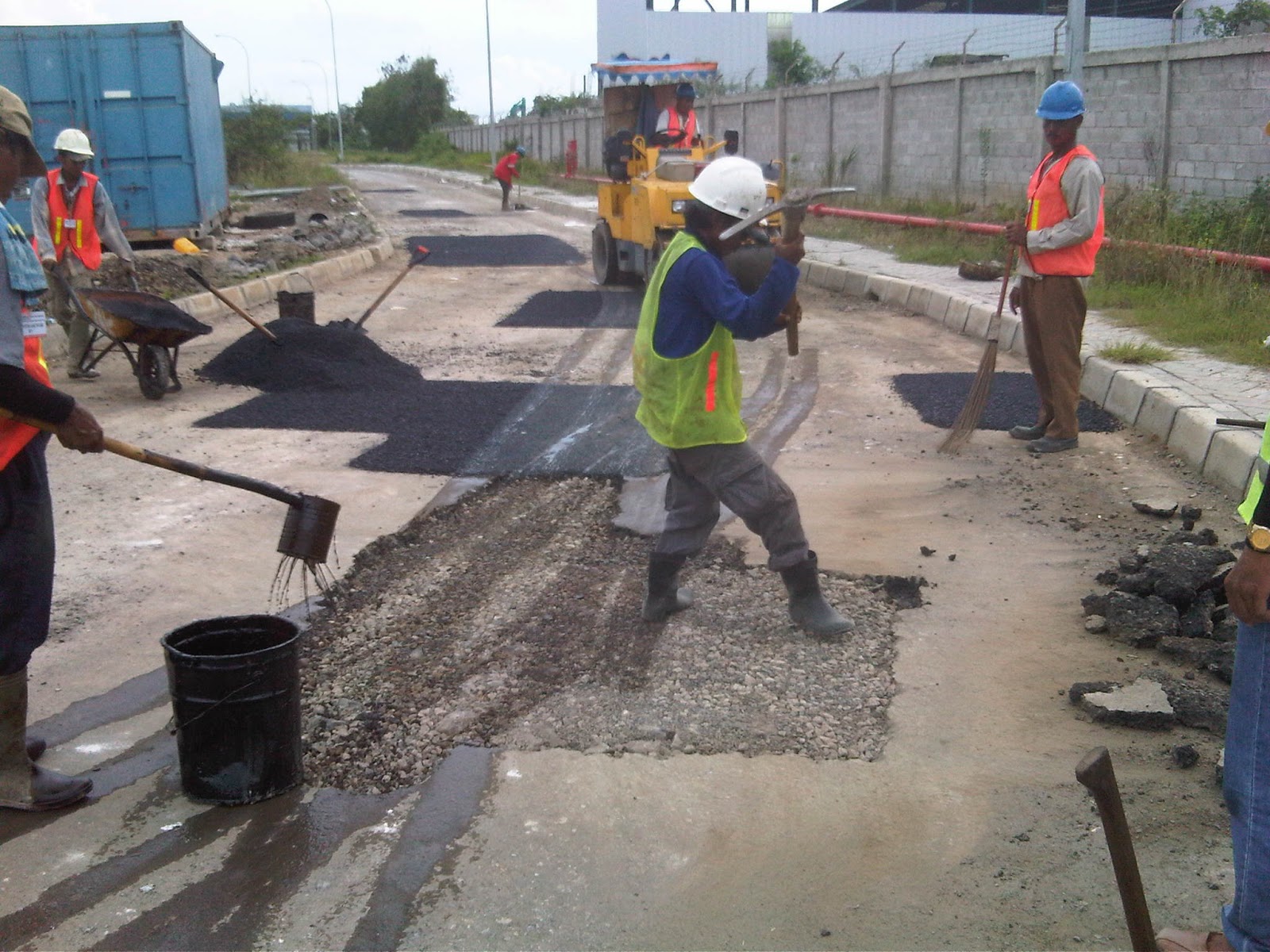 ALLAFANA JAYA HOTMIX: pengerjaan perbaikan jalan ( patching ) aspal ...