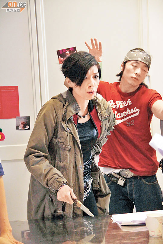 Mandy Wong touches Oscar Leung's large chest: "Its bigger than me ...