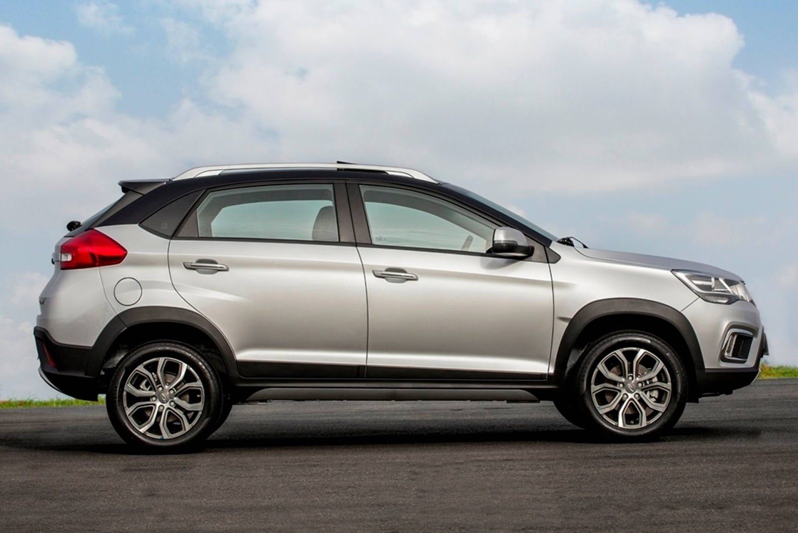 Chery Tiggo 2 2018 Flex chega por R$ 59.990 reais - fotos