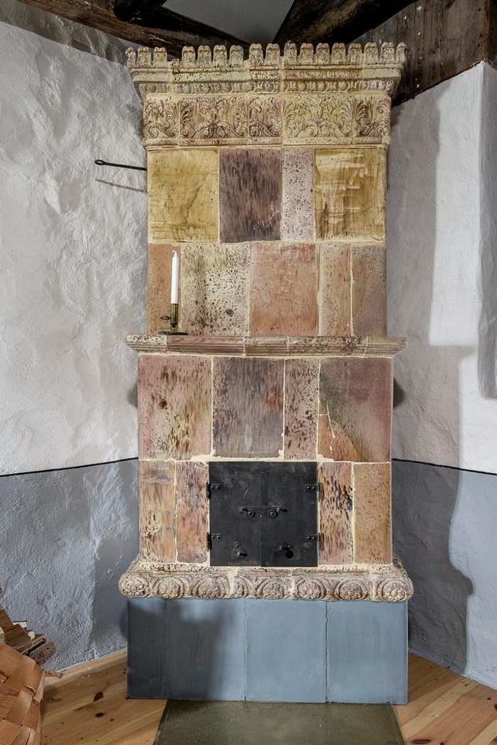 Keltainen talo rannalla: Rustiikkia ja tapetteja