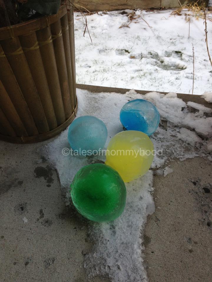 Tales of Mommyhood: Winter Crafts - Coloured Ice "Balloons"